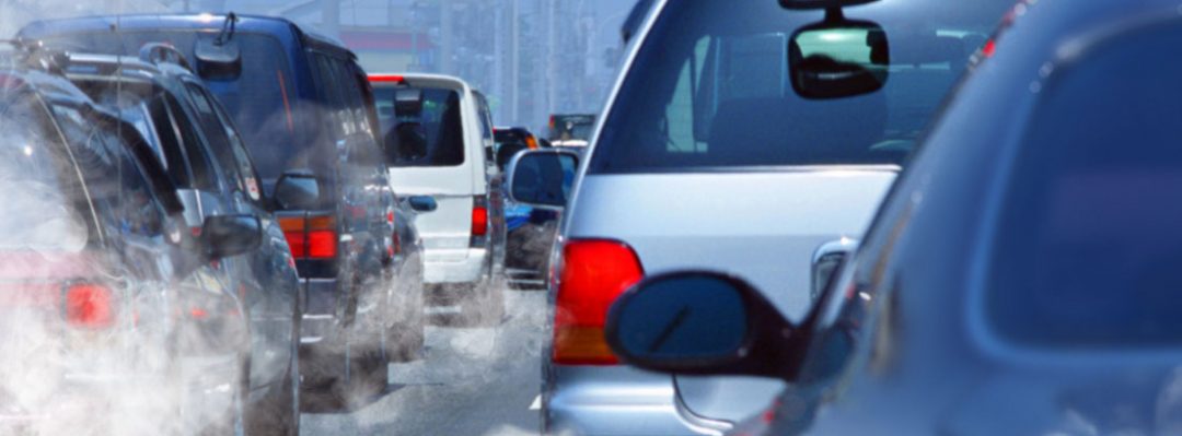 Mi coche echa humo blanco por el escape, ¿es malo? -Blogs MAPFRE