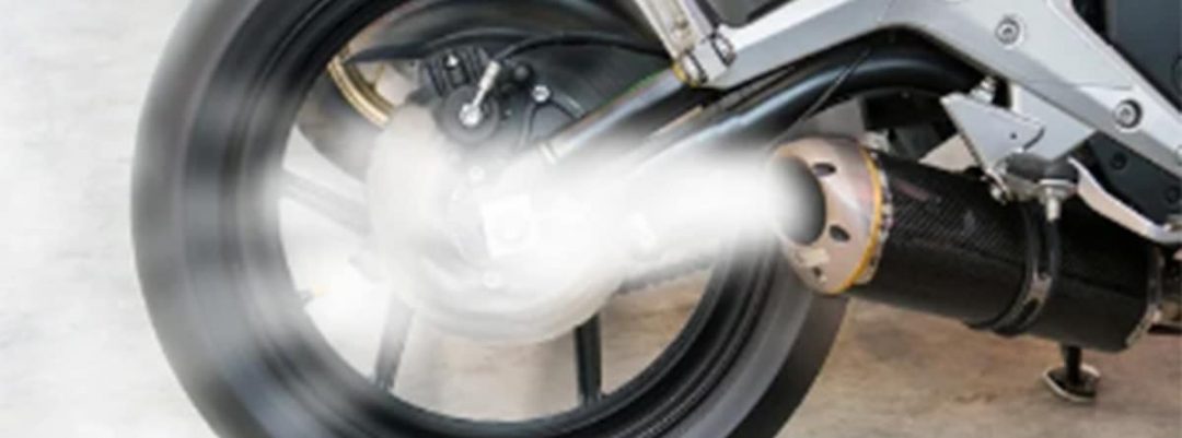 ¿Por qué la moto echa humo blanco? 5 causas - Blogs MAPFRE